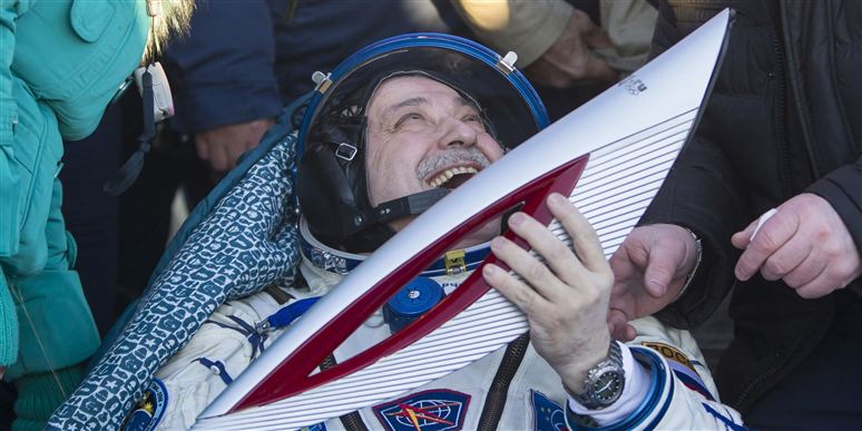 OL-fakkel tilbage på Jorden efter rumvandring - Avisen.dk