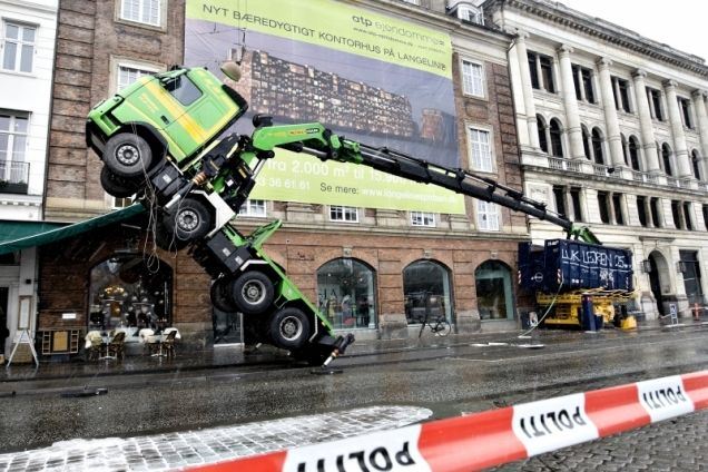 Container løftede lastbil - Avisen.dk
