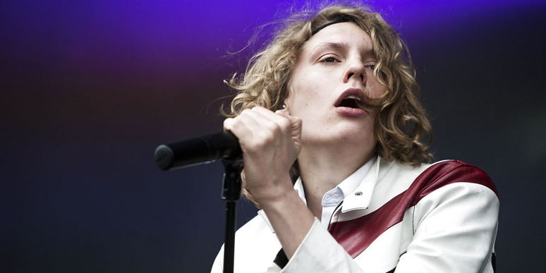 Chokeret dansk sanger: Fan brød ind af vinduet - Avisen.dk