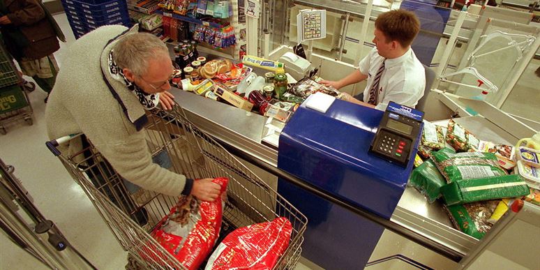 "Fede ko": Kunder langer ud efter butiksansatte - Avisen.dk